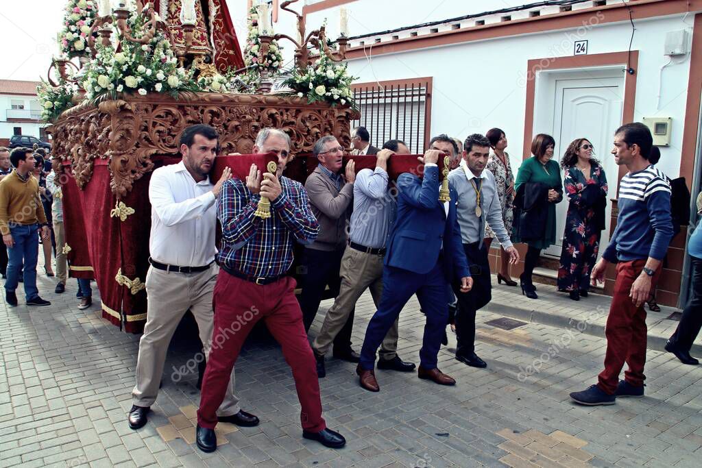 El Granado, España; 11 25 2017. Hombres llevando la estatua de Santa ...