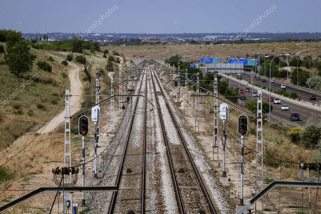 Vías de tren junto a la autopista M-40 en Madrid, España. La vía del ...
