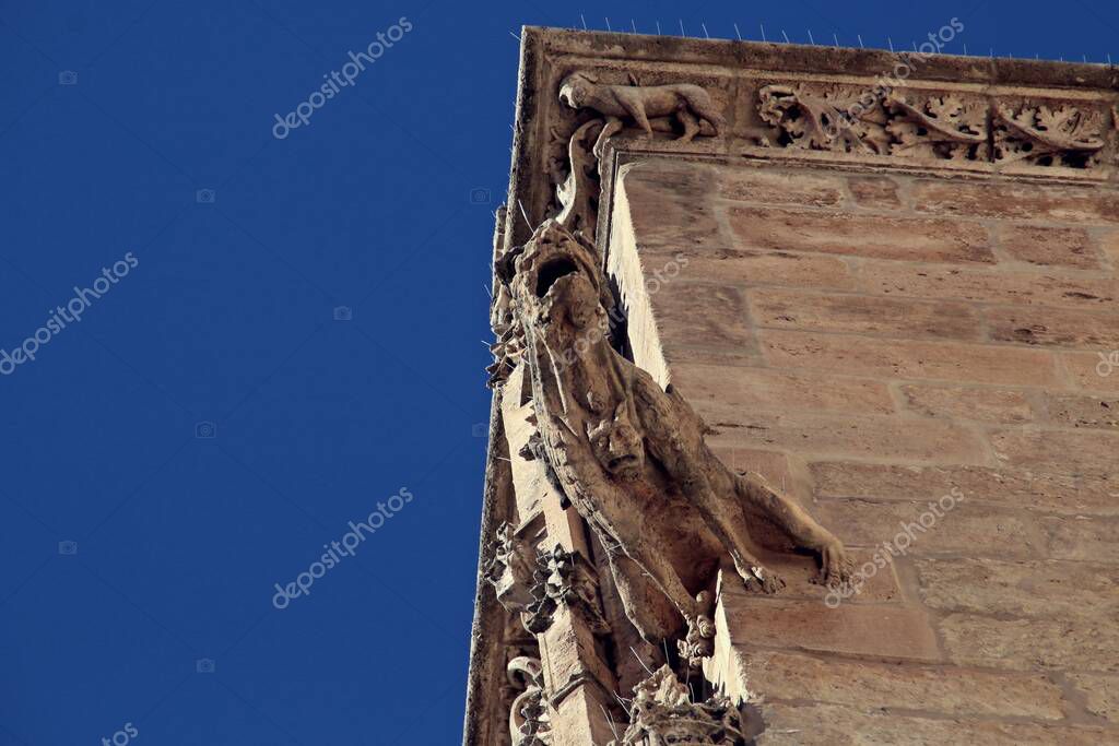 Gárgola de piedra gótica en la Muralla de la iglesia de Santa María en ...