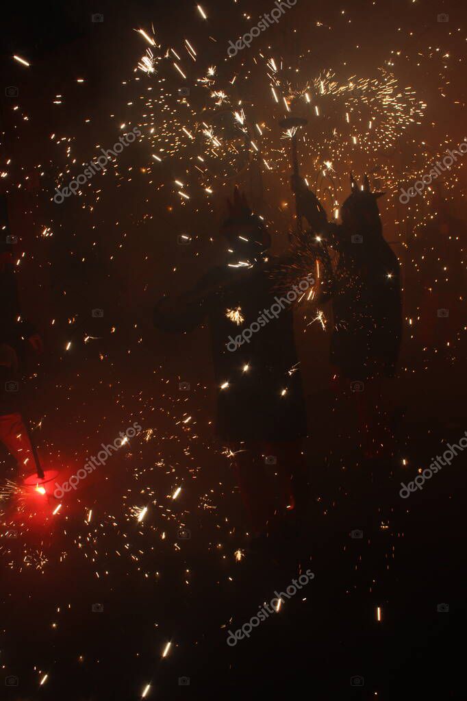 fiestas correfoc, típicas con petardos y luces en los pueblos 2023