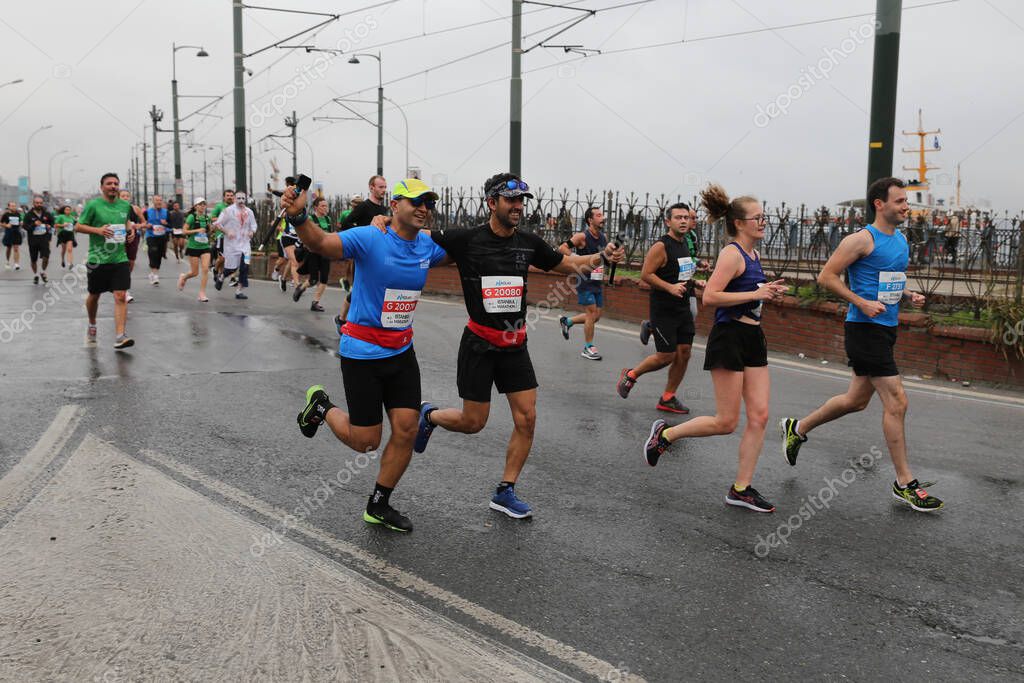 ISTANBUL, TURQUÍA - 07 DE NOVIEMBRE DE 2021: Atletas corriendo en 43 ...