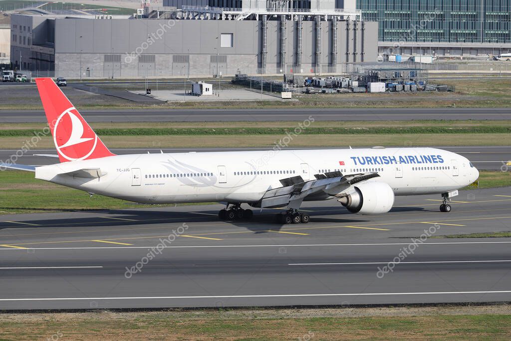 ISTANBUL, TURQUÍA - 16 DE OCTUBRE DE 2021: Turkish Airlines Boeing 777-3F2ER (CN 40791) aterriza ...