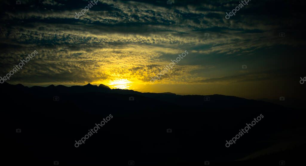 Sunrise view of Tehri mountains. Scenery sunrise over Tehri Lake ...