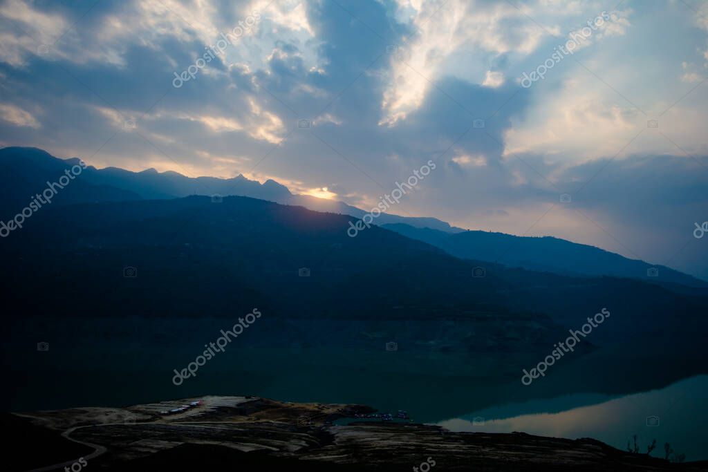 Sunrise view of Tehri mountains. Scenery sunrise over Tehri Lake ...