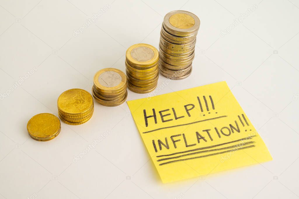 Montones de monedas de euro sobre fondo blanco, junto a un billete amarillo, con el texto ...