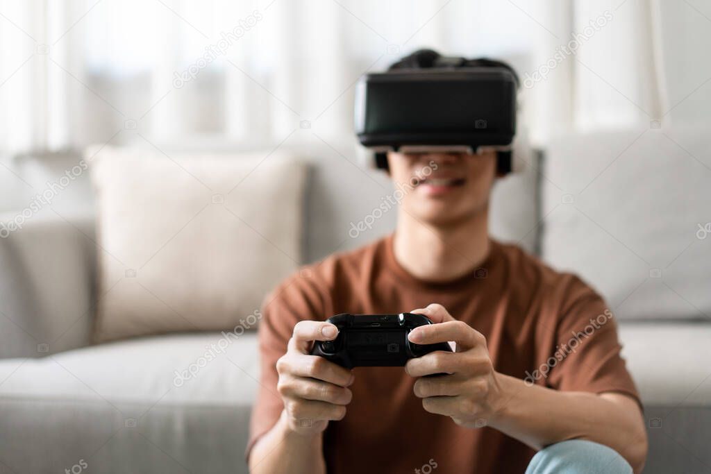 Technology Concept Un hombre que se pone un auricular de realidad ...