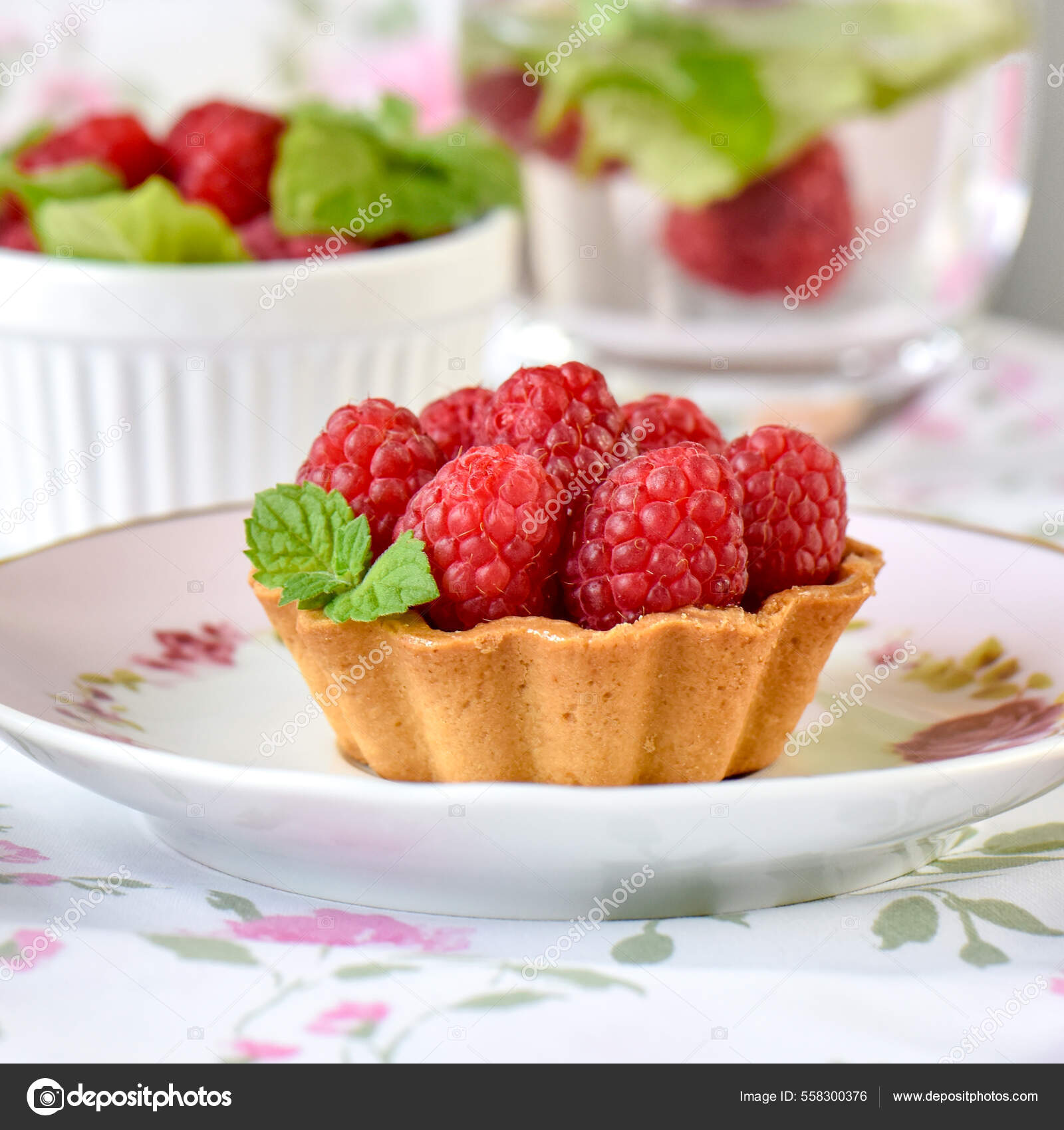 Mini Tarts Raspberries Fruits — Stock Photo © ightflower #558300376