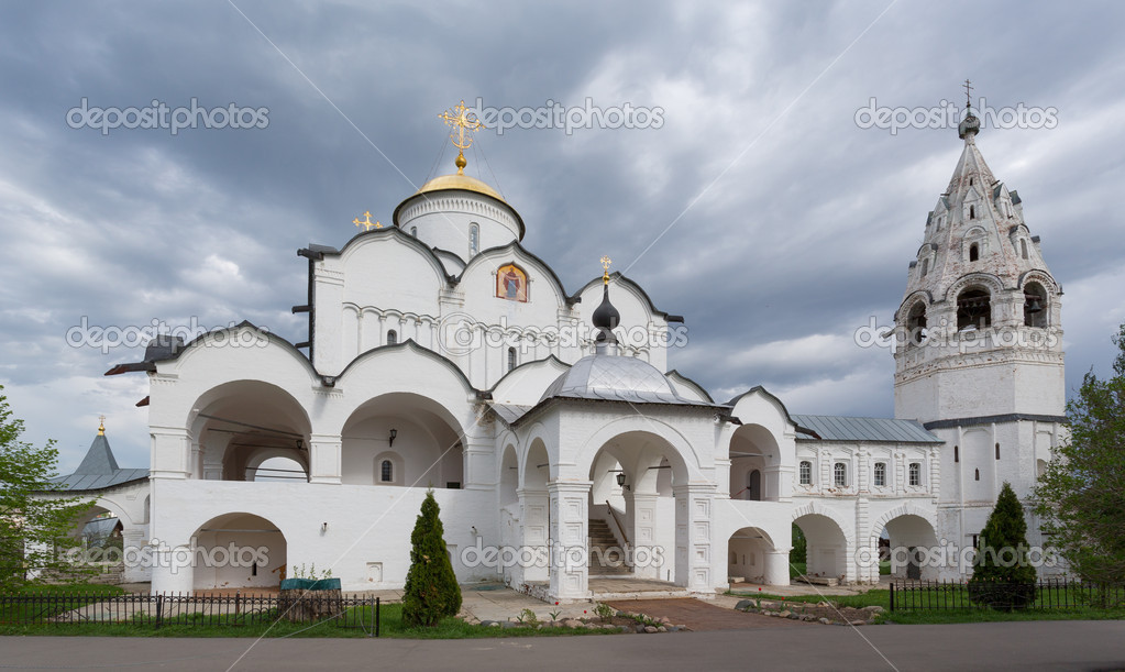 Catedral de Pokrovsky con un campanario en la Sagrada Pokrovsky un ...