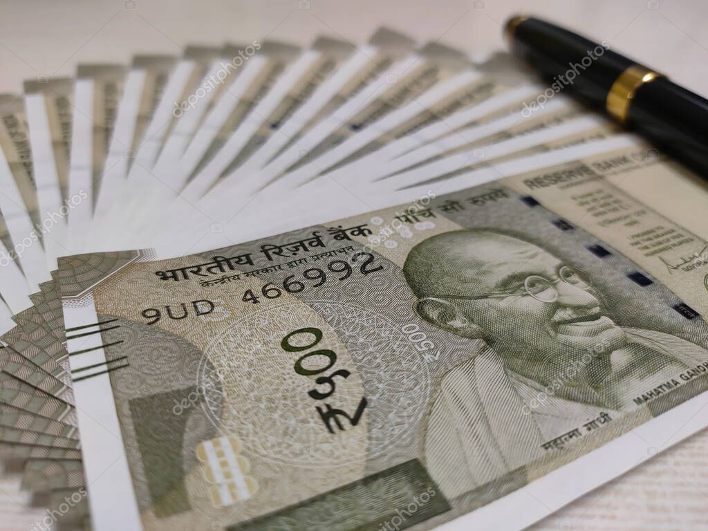 Kolkata, India, fecha 28.07.2021. Billetes de 500 rupias moneda india ...