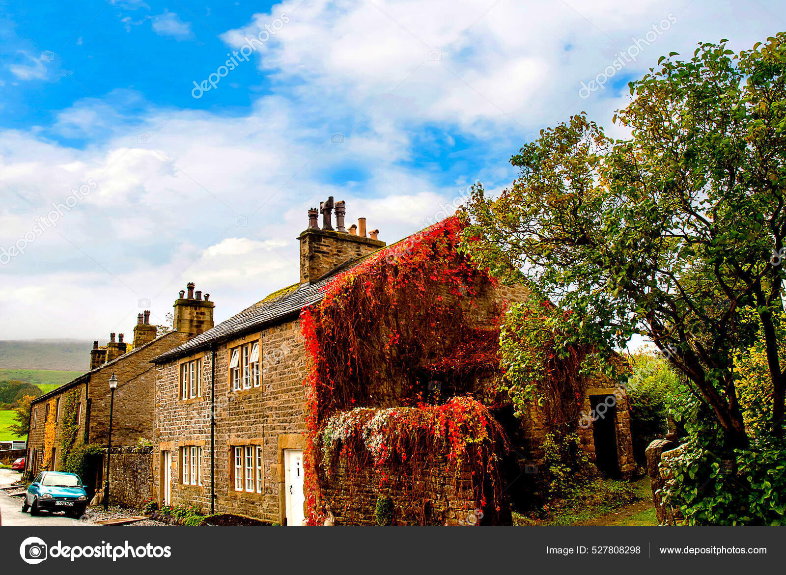 Cottage Covered Virginia Creeper Downham Ribble Valley Lancashire ...