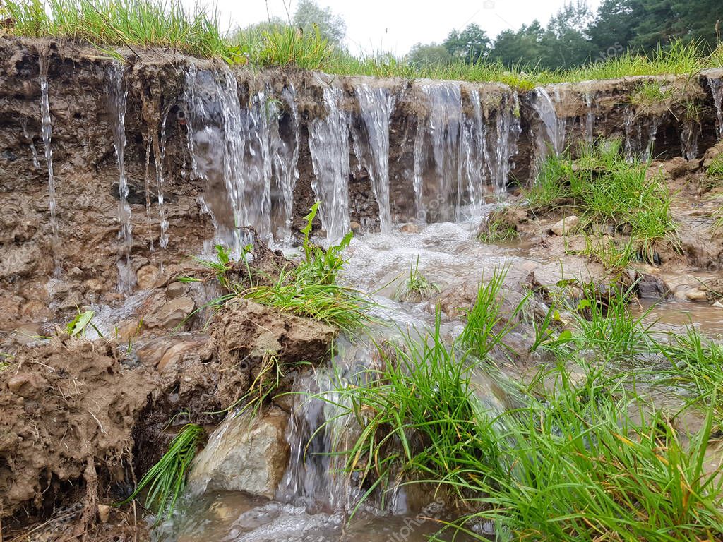 Una pequeña cascada. El agua que fluye erosiona el suelo 2022