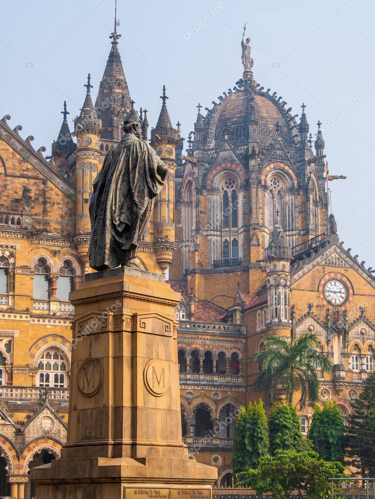 MUMBAI, INDIA - 18 de diciembre de 2021: Estatua de Pherozeshah Mehta ...