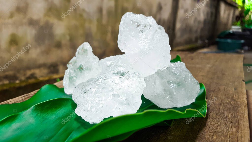 Cubos de alumbre claro blanco en el concepto de hojas verdes para la ...