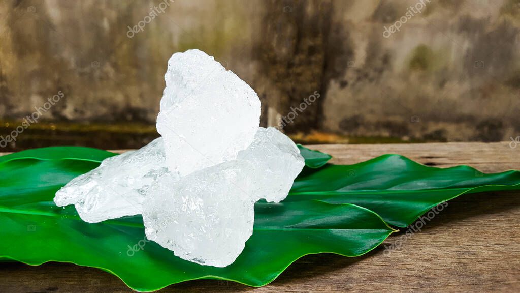 Cubos de alumbre claro blanco en el concepto de hojas verdes para la ...