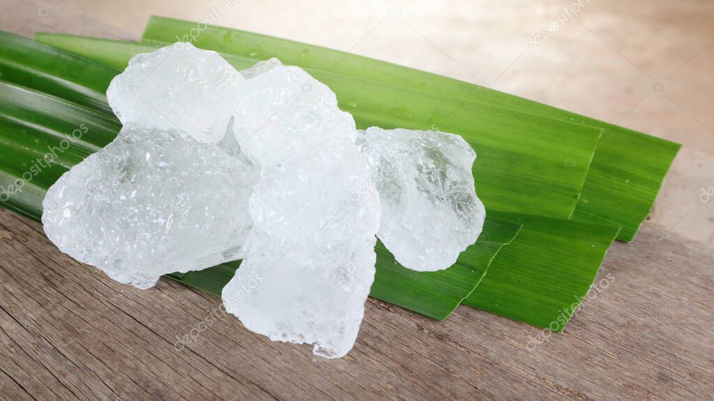 Cubos de alumbre cristalino o alumbre potásico sobre hoja verde ...