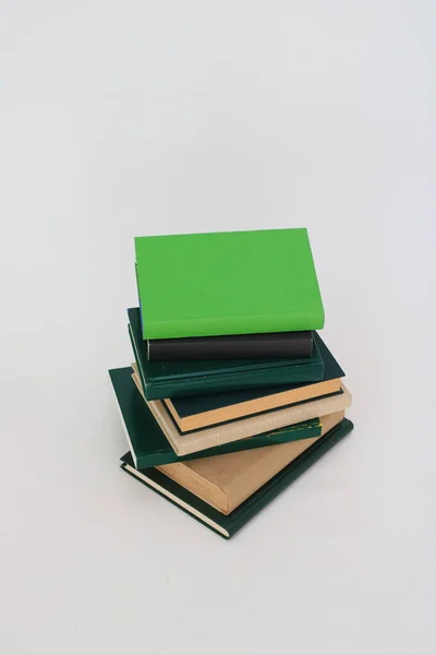 Pilha de livros verdes fotos de stock, imágenes de Pilha de livros verdes sin royalties ...