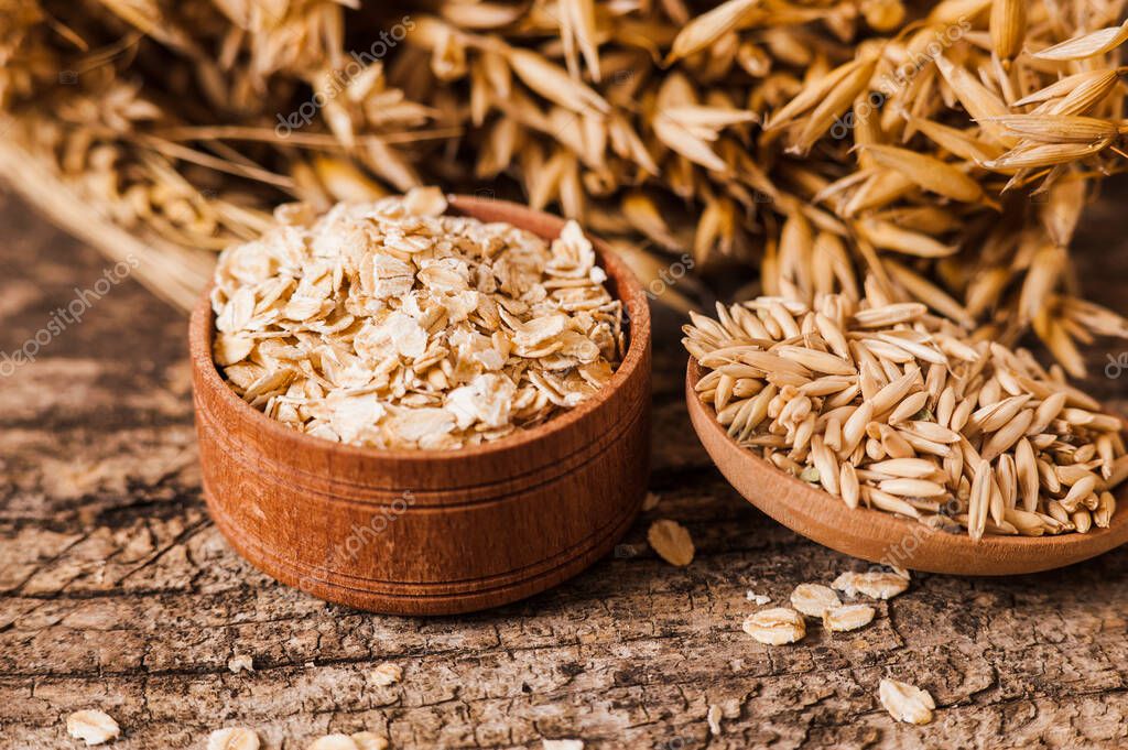 Las espigas de avena del grano sobre la mesa de madera, la avena ...