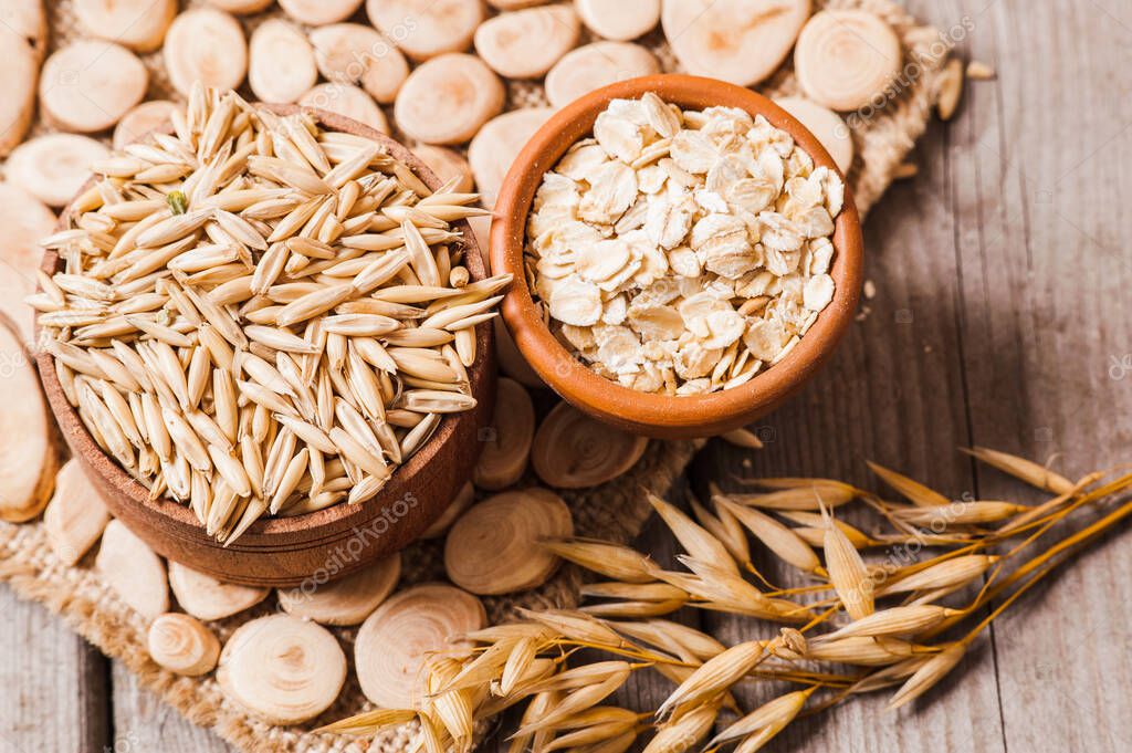 Las espigas de avena del grano sobre la mesa de madera, la avena ...
