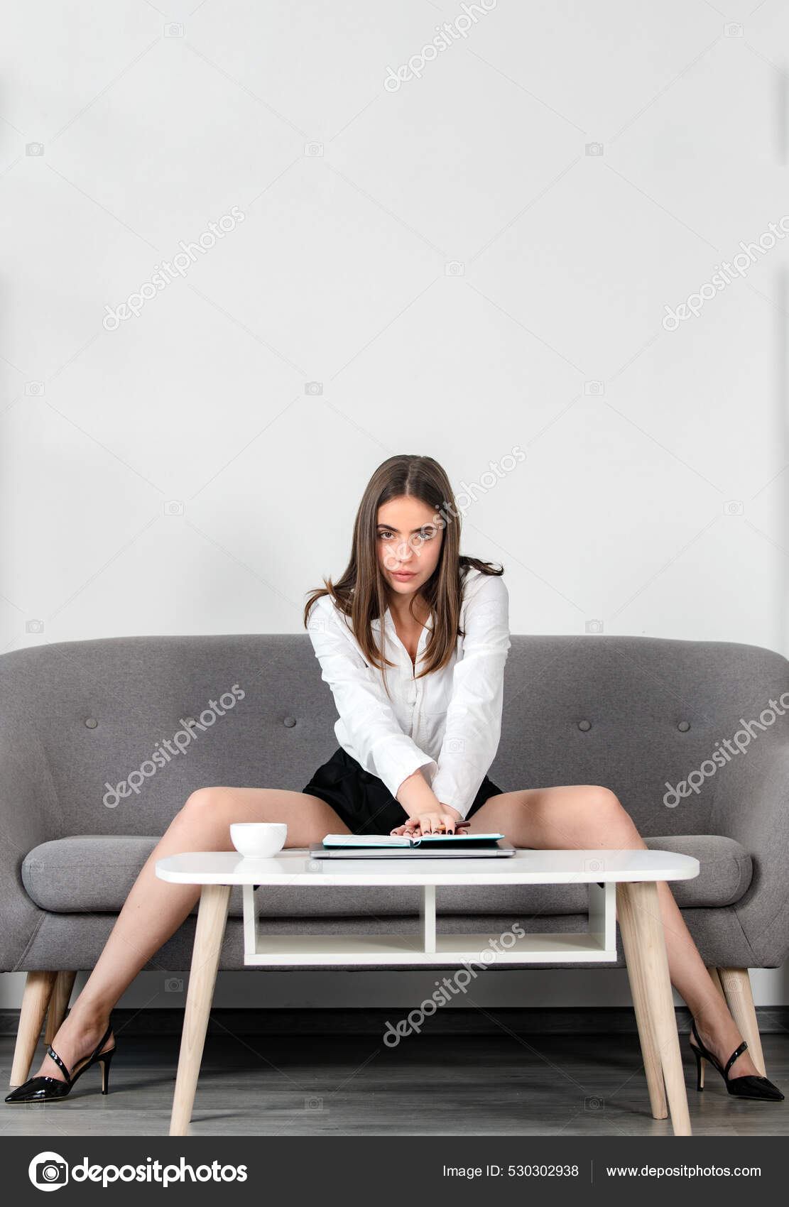Jeune Secrétaire Sexy Attrayant Au Bureau Jolie Comptable Femme