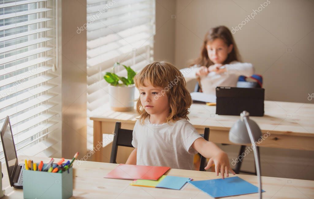 Escribir lindo alumno en el escritorio en el aula de la escuela ...