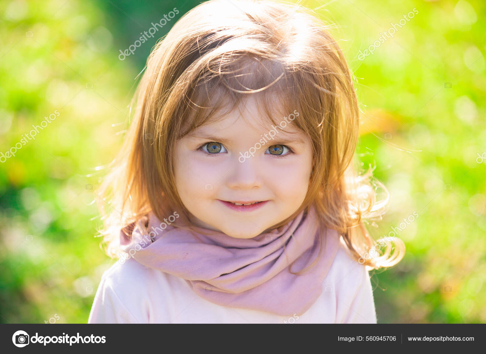 Primer plano de la cara de bebé. Gracioso niño pequeño cerca de retrato. Niño rubio, cara de ...