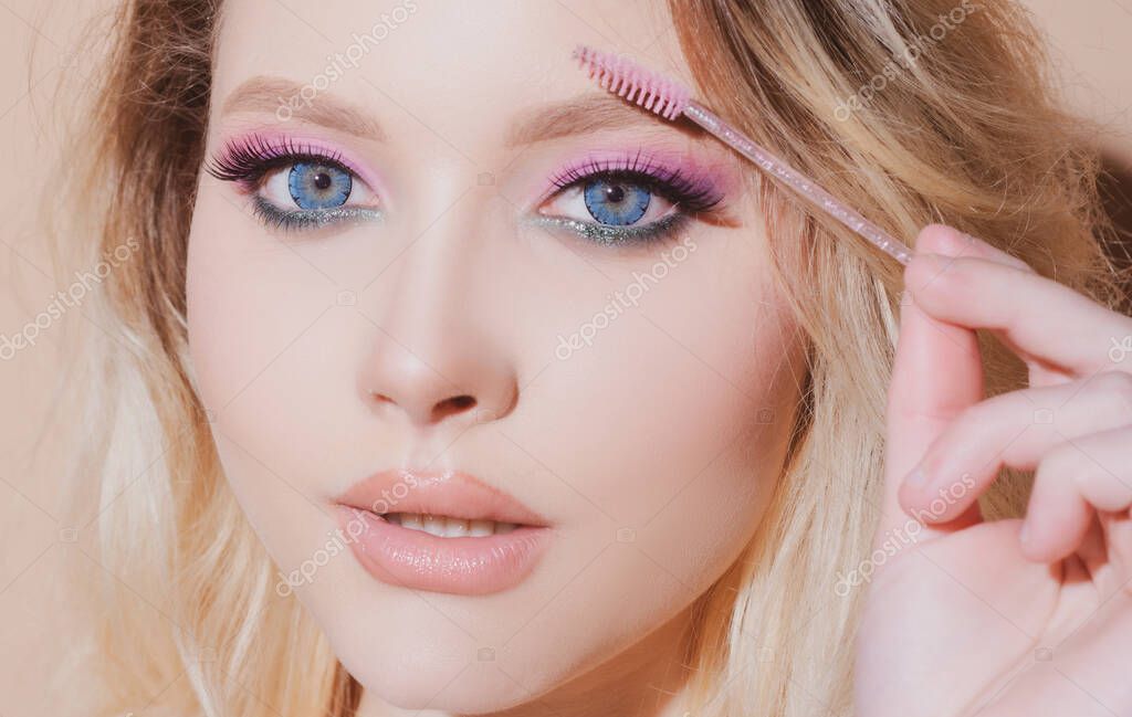 Ojo de mujer con hermosas cejas. Ceja en forma perfecta, pestañas con ...