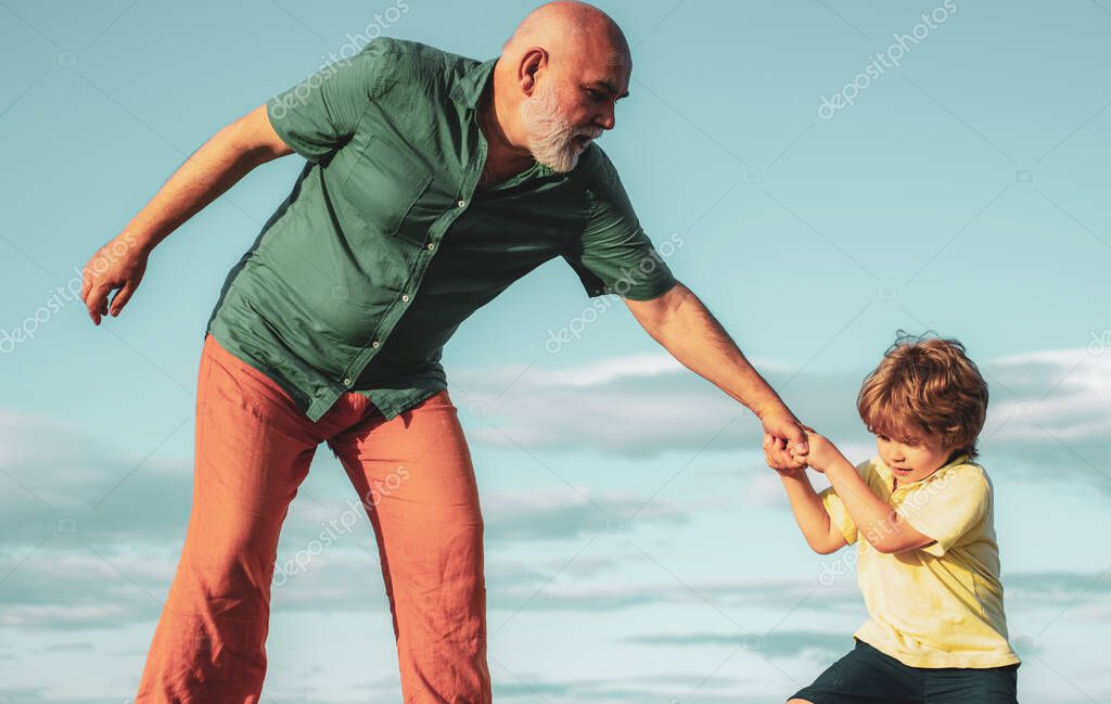Padre ayudando a extender la mano. Debemos educar mejor a nuestros ...