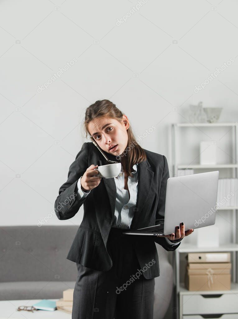 Joven empresaria ocupada, secretaria de frustración trabajando horas extras. Secretaria contable ...