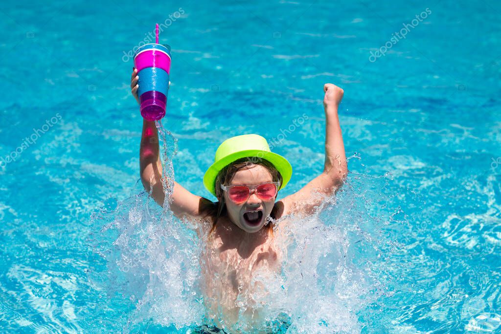 Beber cóctel infantil en la piscina. Niño en la piscina. Los niños ...