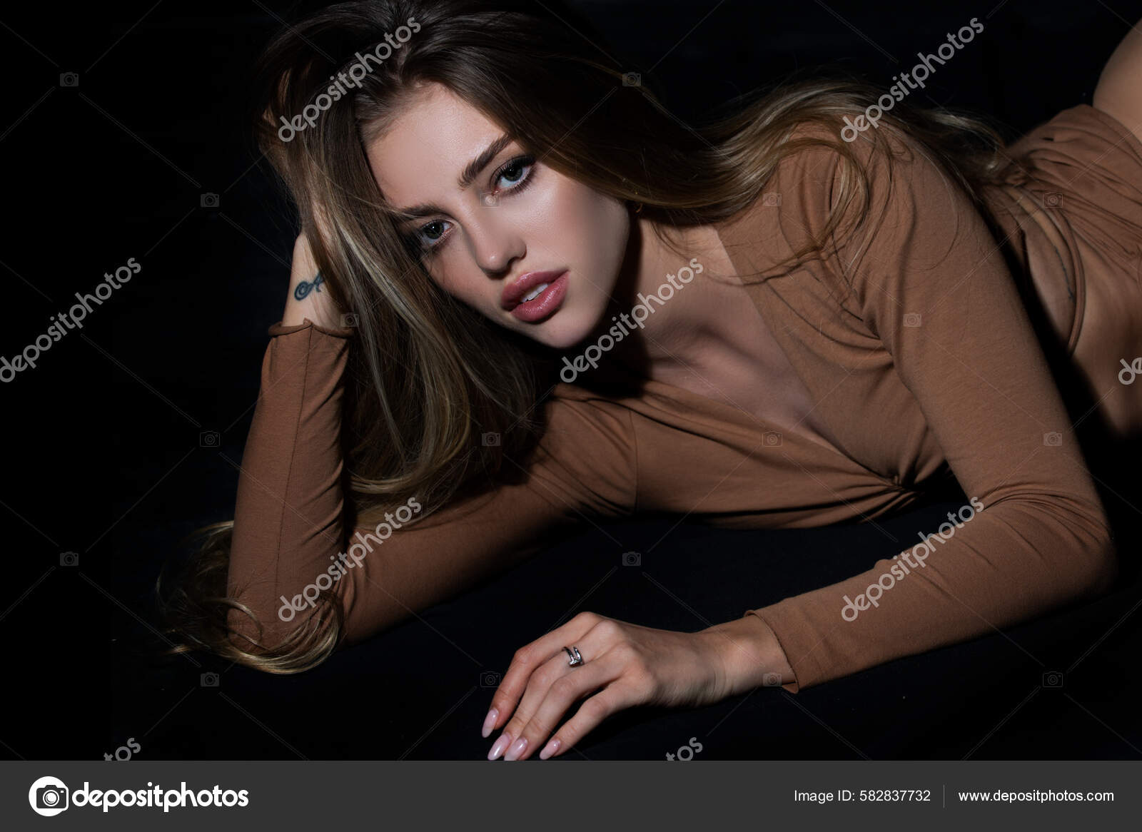 性感的年轻女士穿着性感的衣服 完美性感的女人 完美的皮肤 在卧室摆姿势 穿着性感的奢华衣服 夫人躺在黑色的床上 穿着性感衣服的时装模特 优雅的美女 — 图库照片©