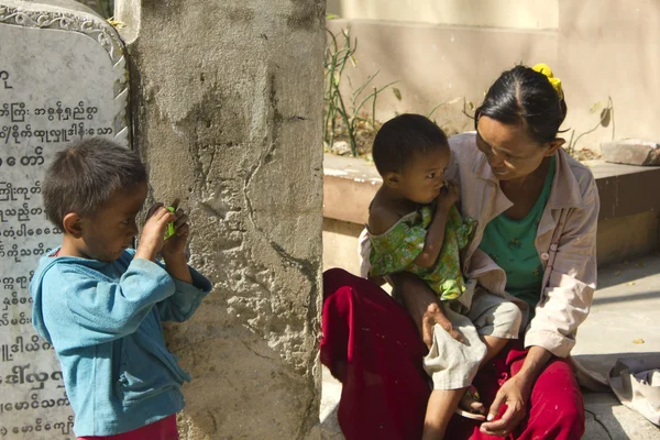 Images: happy poor family | Poor family happiness – Stock Editorial ...