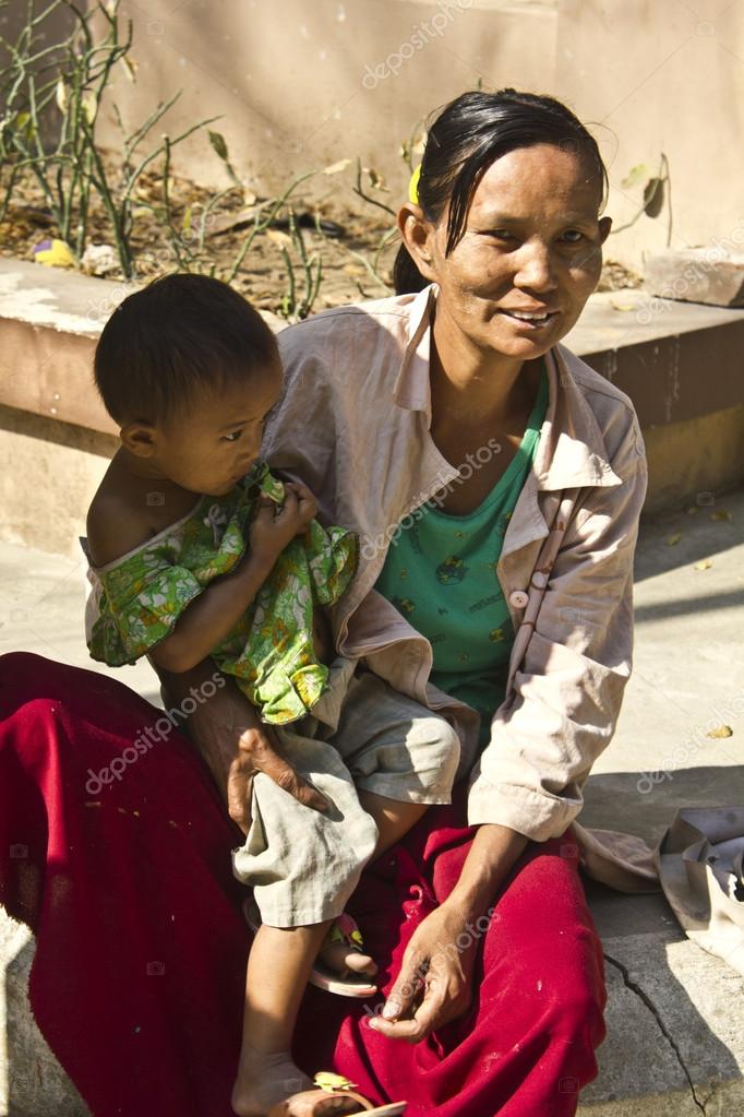 Images: happy poor family | Poor family happiness – Stock Editorial ...