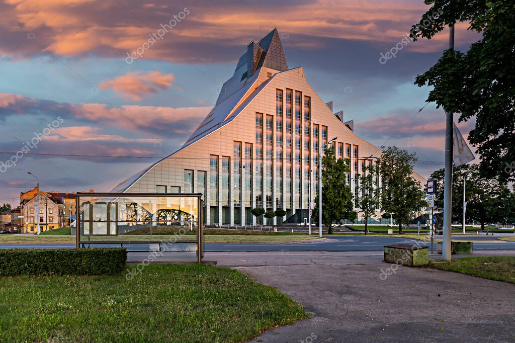 RIGA, Letonia 16 de julio de 2022: La biblioteca estatal de Letonia es ...