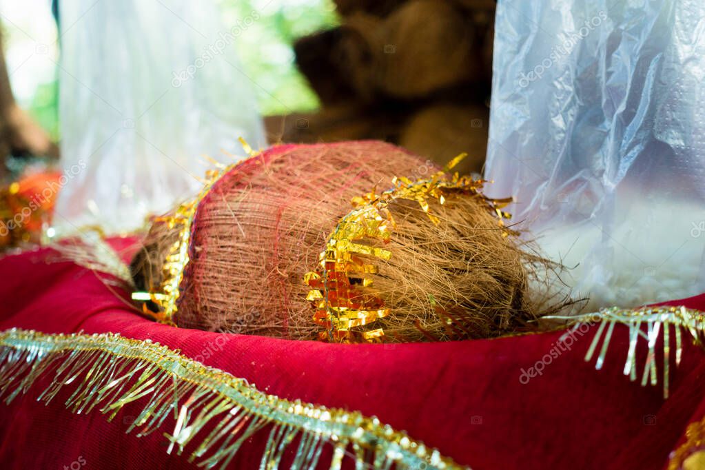 Cocos en el templo. El coco representa la trinidad hindú de Brahma ...