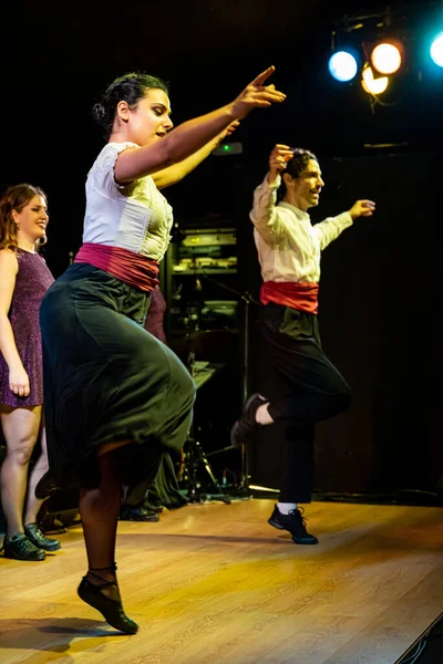 Madrid, Espa a. 19 de marzo de 2022. Espect culo de danza irlandesa con m sica en vivo del grupo ...