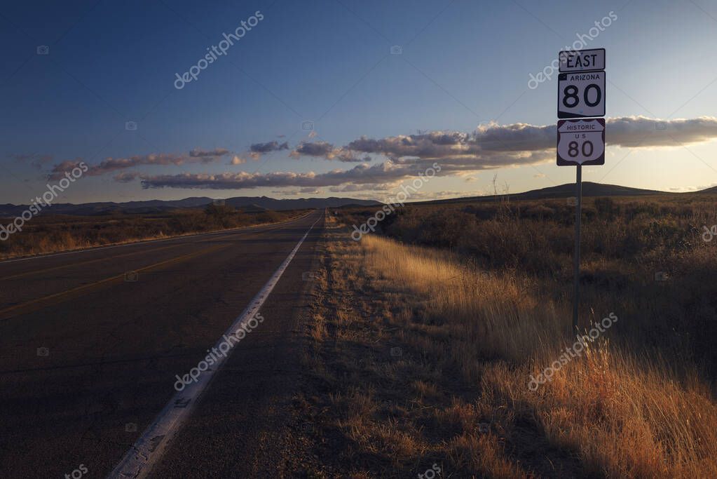 Paisaje de la carretera en la histórica ruta 80 en el estado de Arizona ...