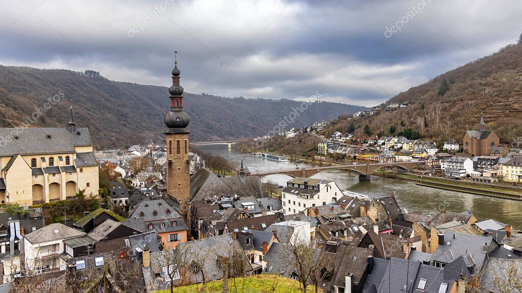 Cochem, Alemania, hermosa ciudad histórica en el romántico río Mosela ...