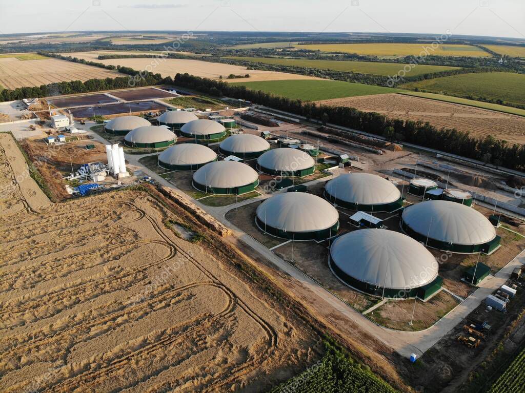 Moderno bio comlex. Energía renovable a partir de biomasa. Planta innovadora de biogás entre ...