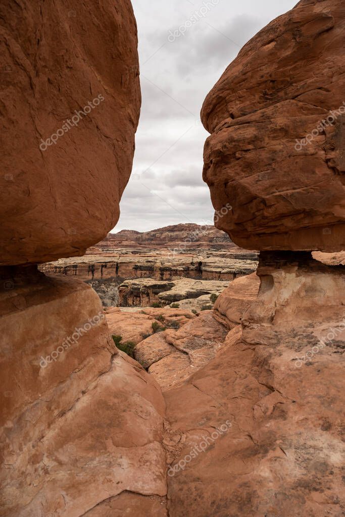 Dos rocas grandes con espacio entre ellas en una ruta de senderismo en ...