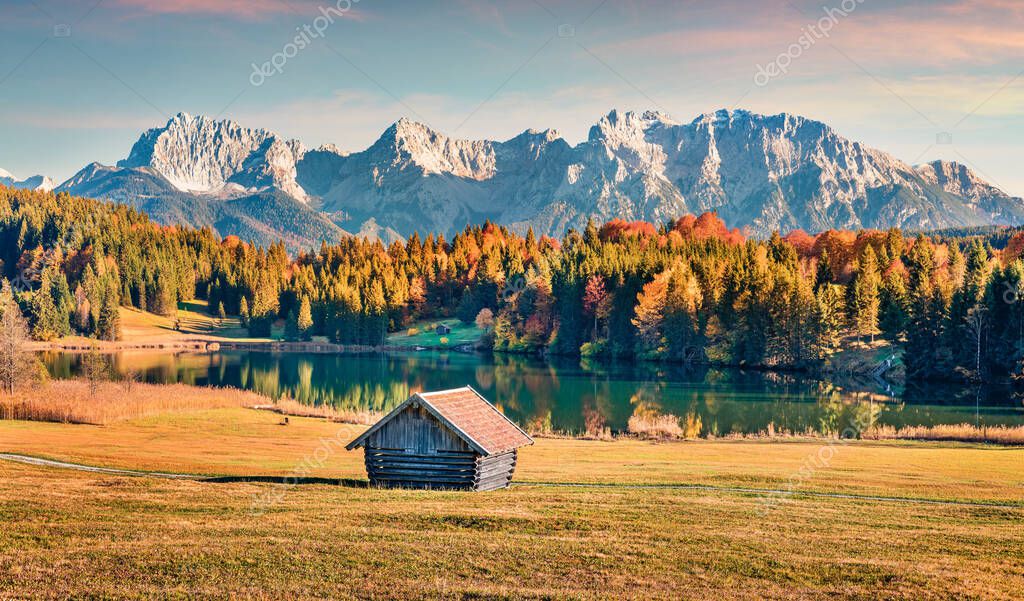 Colorida vista nocturna del lago Wagenbruchsee (Geroldsee) con la ...