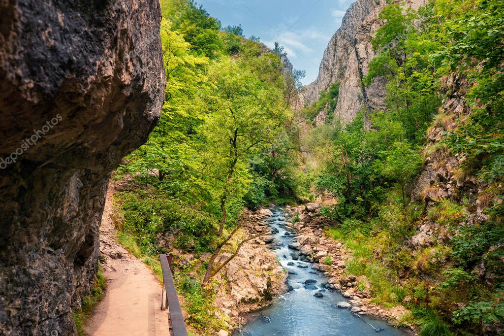 Brillante vista soleada del cañón de la garganta de Cheile Turzii ...