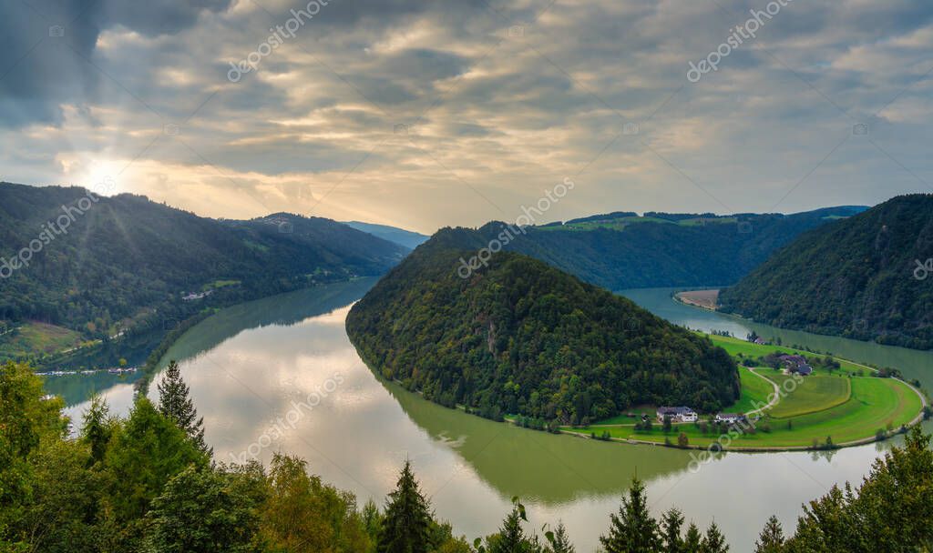 Dramática vista del Donauschlinge (curva del Danubio, bucle), un ...