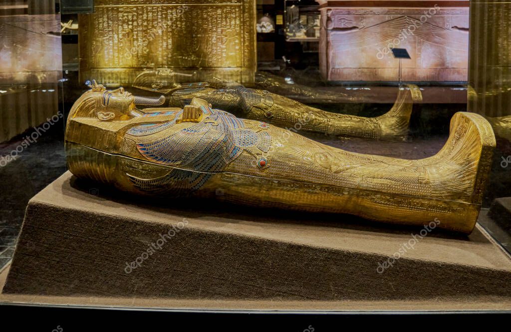 Réplica del sarcófago de oro del faraón Tutankamón para proteger a la ...