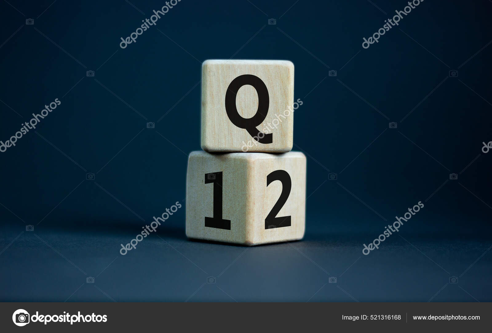 Del Símbolo Del Trimestre Giró Cubos Madera Cambió Las Palabras — Foto de stock ...