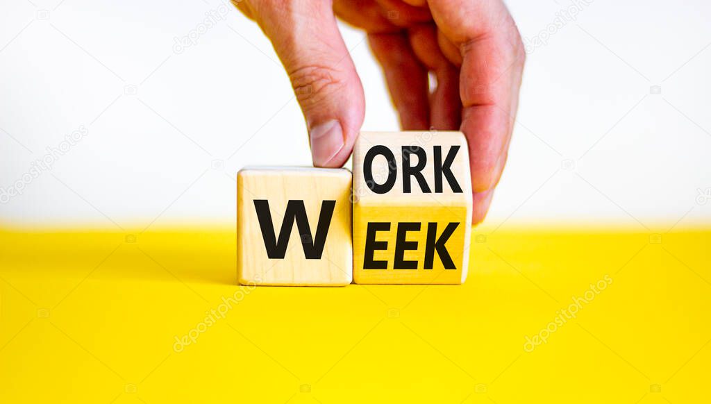 Símbolo de semana laboral. Empresario gira el cubo de madera con ...