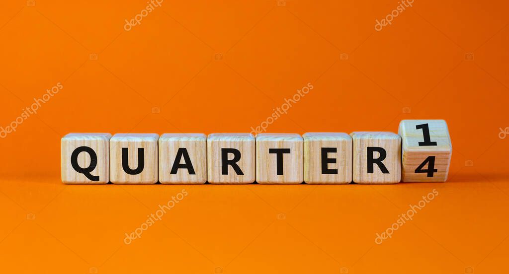 Del cuarto al primer cuarto. Giró un cubo de madera y cambió 'cuarto 4 ...