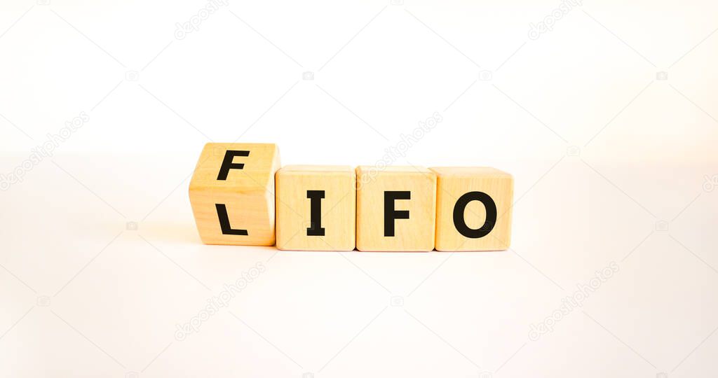 LIFO o FIFO último símbolo in first out. Cambió las palabras conceptuales LIFO a FIFO en bloques ...