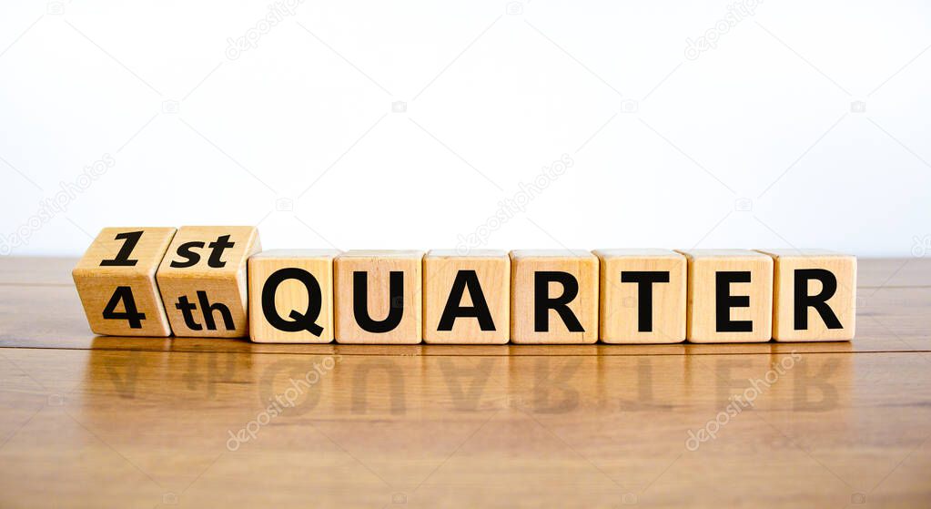 Del cuarto al primer cuarto símbolo. Giró cubos de madera y cambió las ...