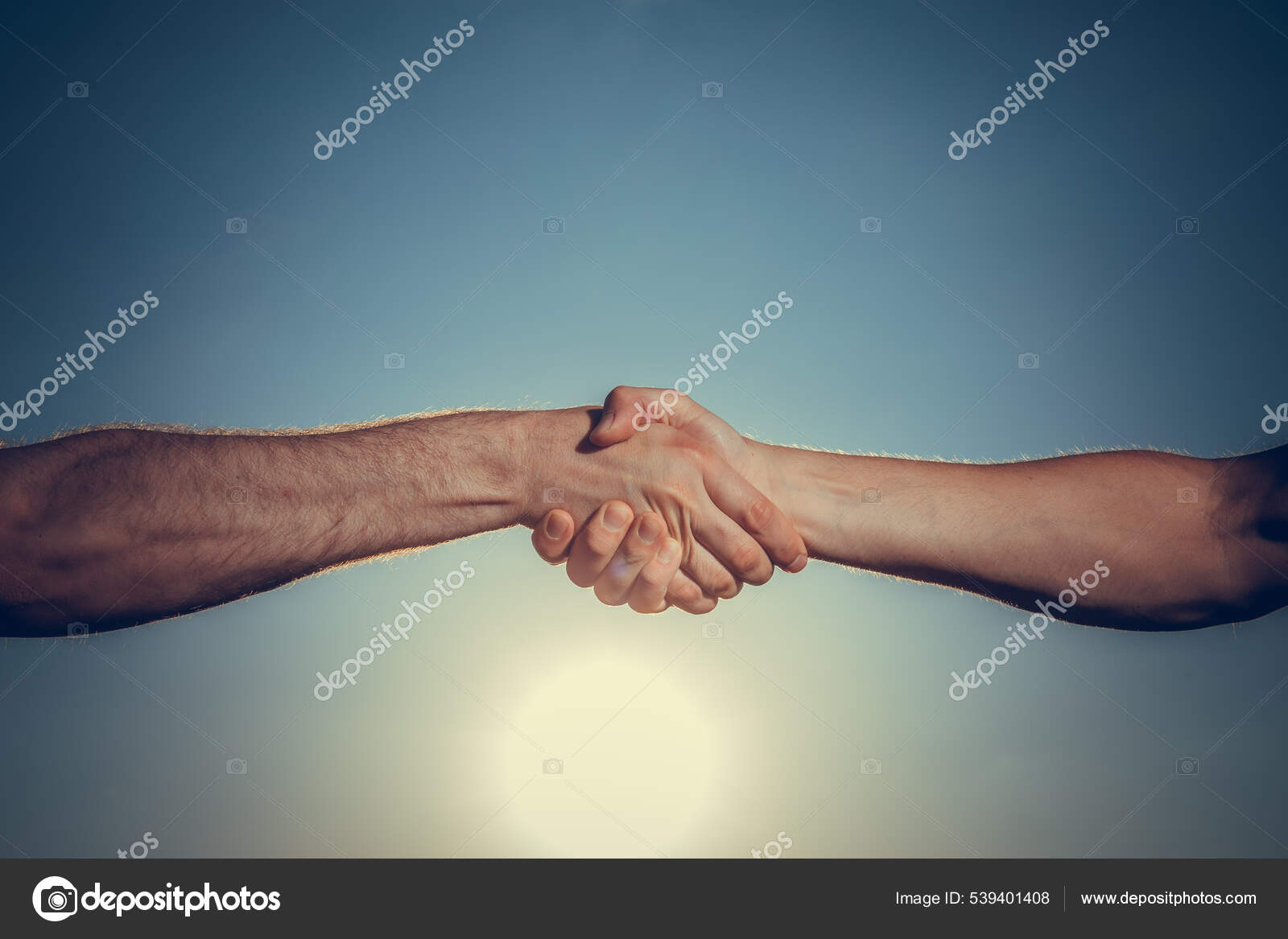 Ayudando Mano Dos Manos Extendiéndose Una Otra Contra Cielo Azul — Foto de stock #539401408 ...