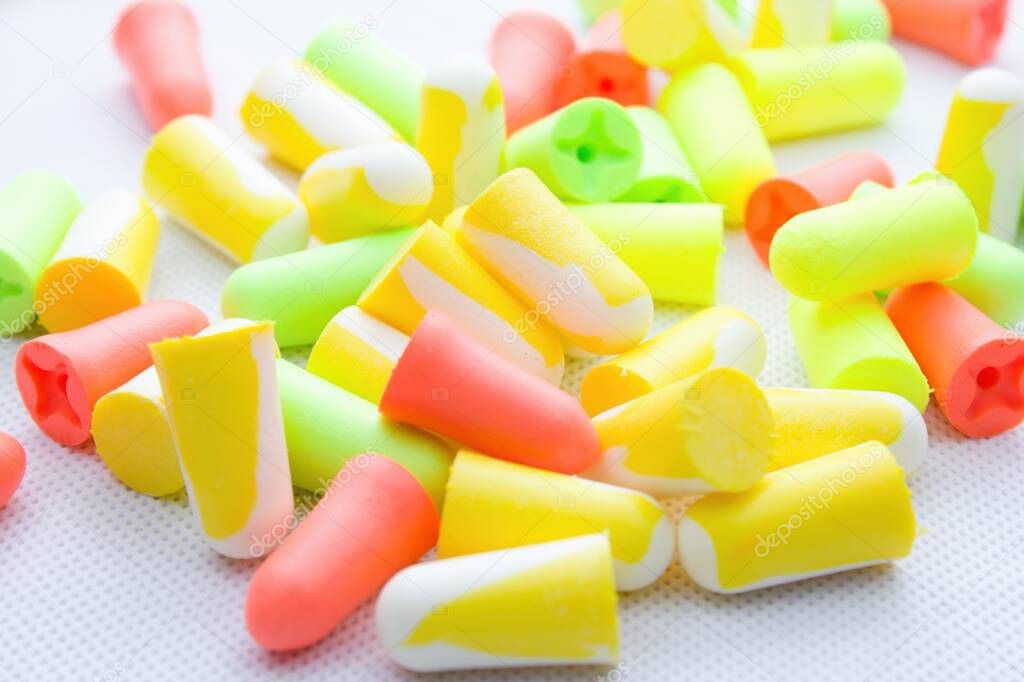 Mont n de tapones para los o dos contra el ruido en diferentes colores ...